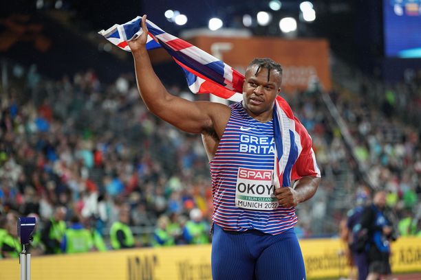 Lawrence Okoye jakoi videon: jalka muuttui muovailuvahaksi