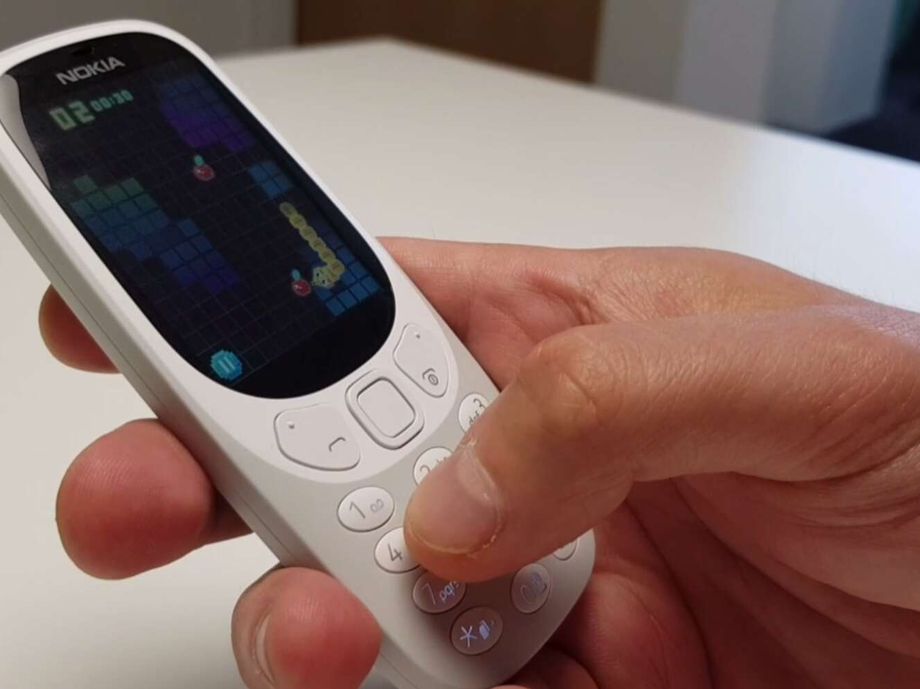Videoesittelyssä Nokia 3310:n ominaisuudet – ja se klassinen matopeli