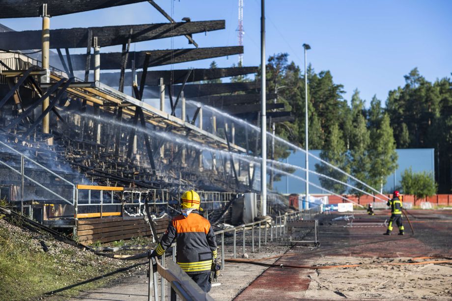 Aamunkajo paljasti tuhon – katso lohduttomat kuvat Mustapekka Areenan ...