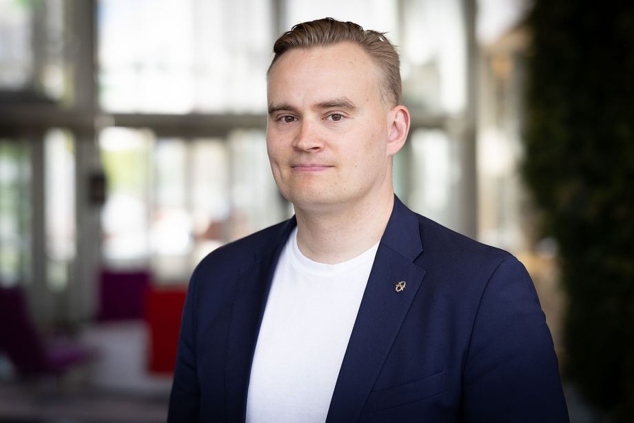 Riikka Purra kuin kiistelty ”moottorisaha­leikkaaja”? Atte Harjanteelta ...