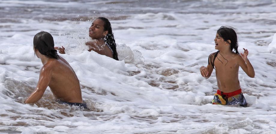 Michael Jacksonin lapset telmivät rannalla - katso kuvat