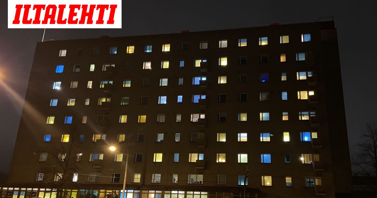 Kerrostalo pukeutui Ukrainan lipun väreihin Helsingin Vallilassa