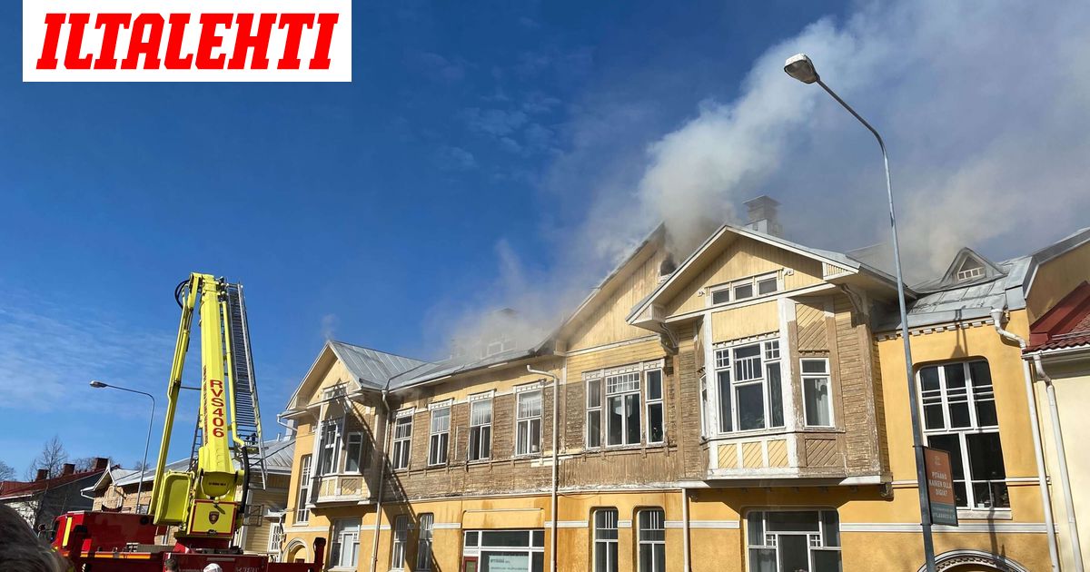 Suuri tulipalo Turun keskustassa tuhosi vanhan puutalon – Palomestari: ”Tehtiin vaativaa ...