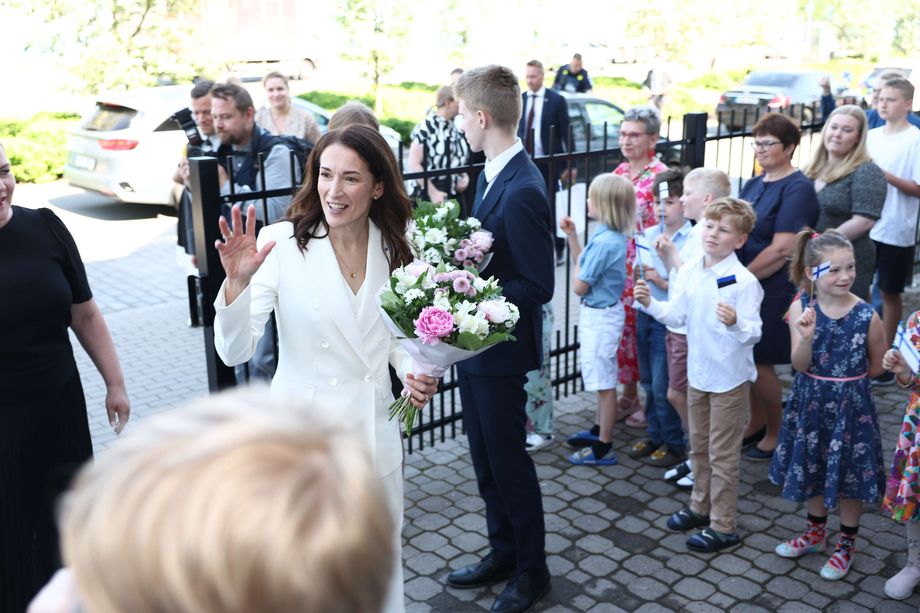 Oppilaalta pyyntö Suzanne Innes-Stubbille