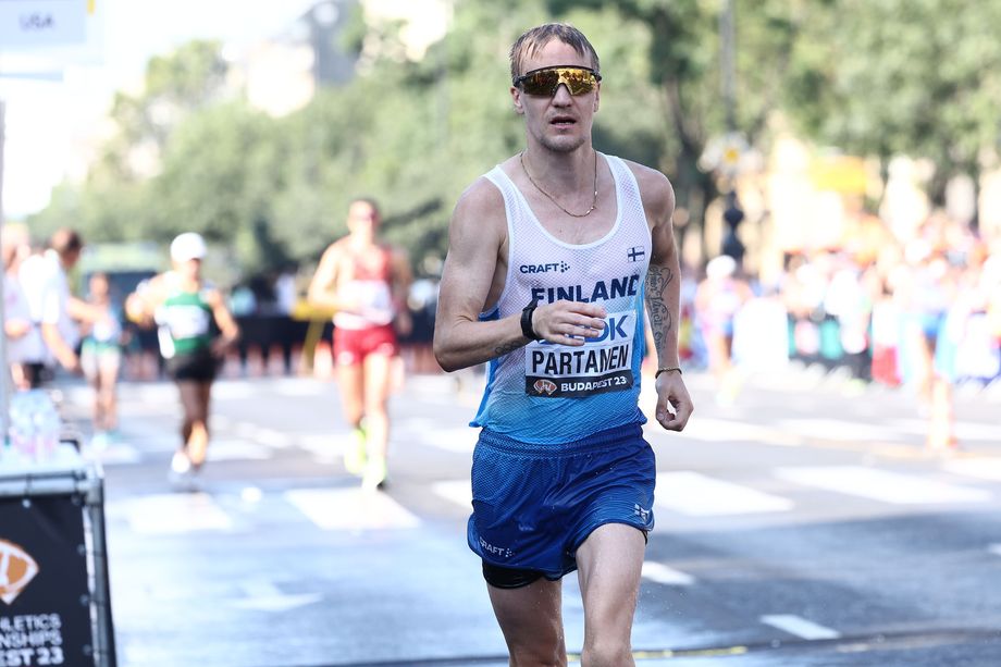 Aku Partanen häkeltyi median edessä - suomalaista rankaistiin jälkikäteen