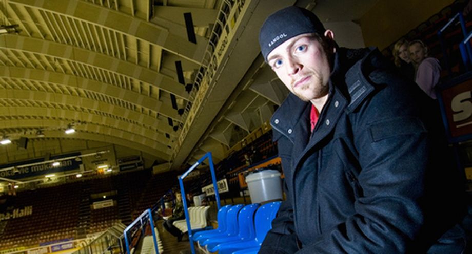 Matt Nickerson riehui katsomossa