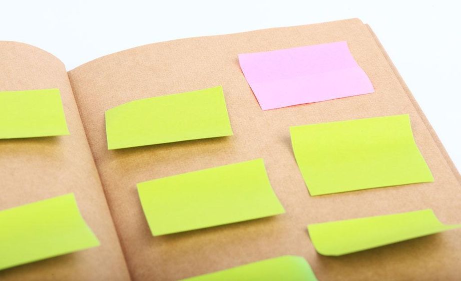 Silläkin on väliä, kuinka irrotat Post it -lapun pinkasta - repäise ...