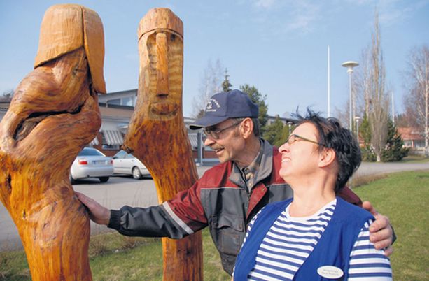 Susan Kuronen ja Matti Vanhanen saivat patsaan Luvialle