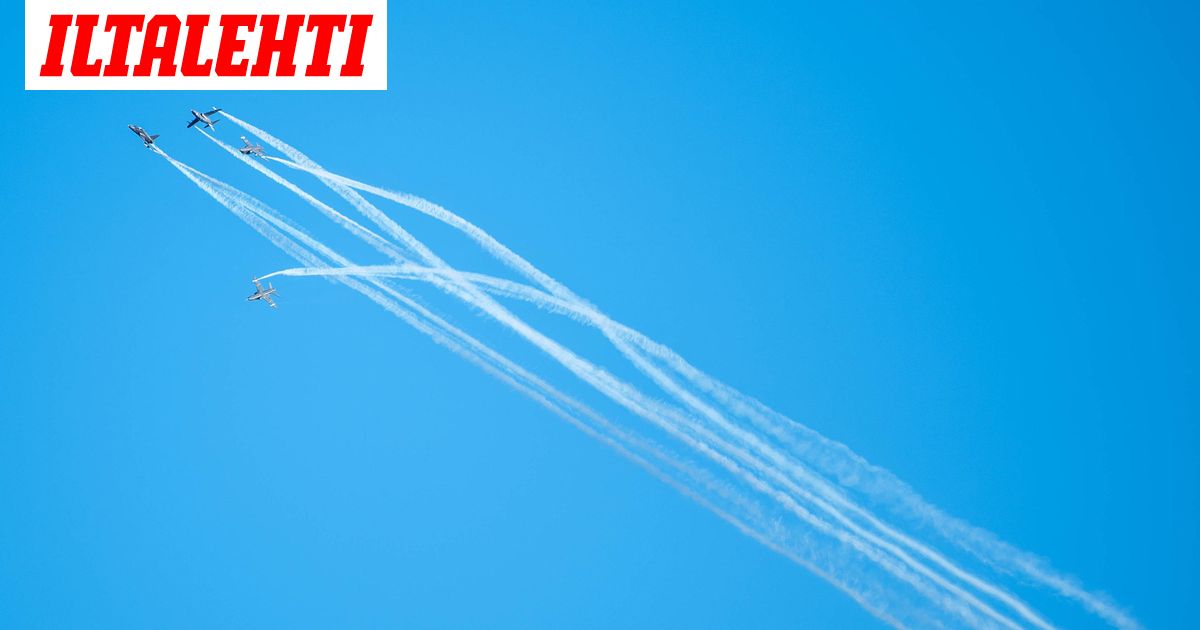 Hiroshiman muistopäivänä Kaivopuistossa sotakonenäytös