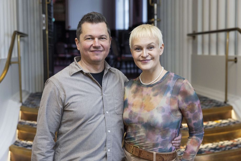 Tv:stä tuttu juontaja kihlasi puolisonsa autiomaassa