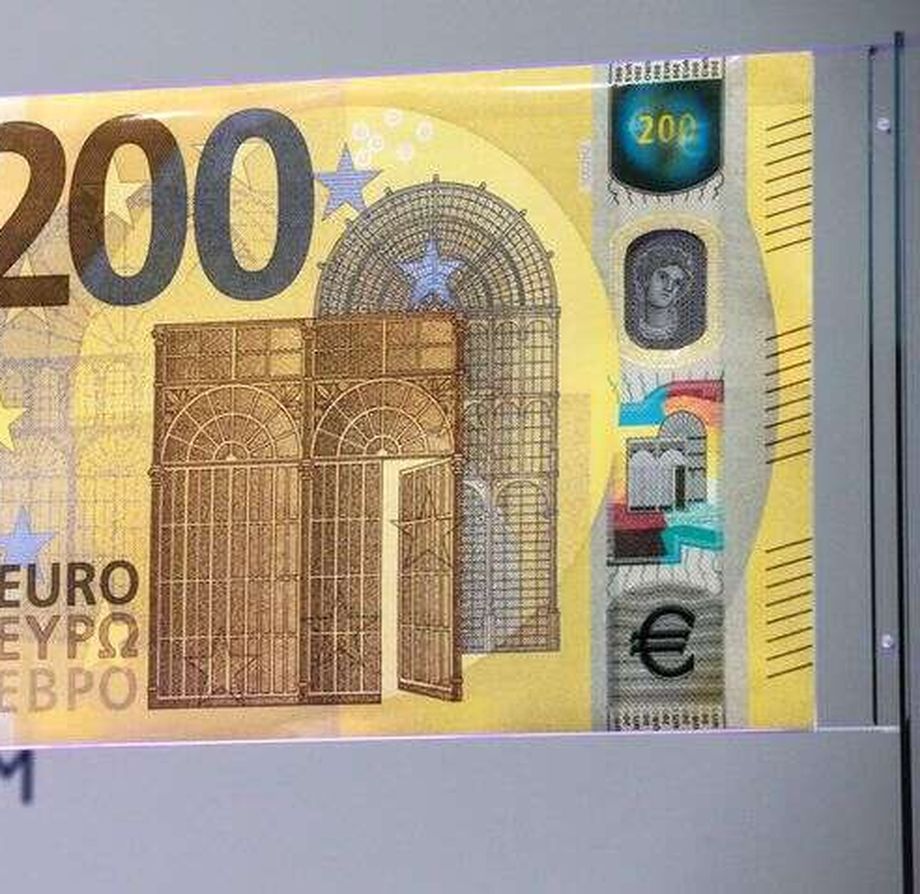 Mies osti huppareita väärällä rahalla