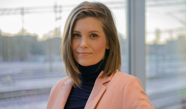 //TO:NA JULKI// Laura Närhi vetää kotona tyttärensä kanssa Tuure ...