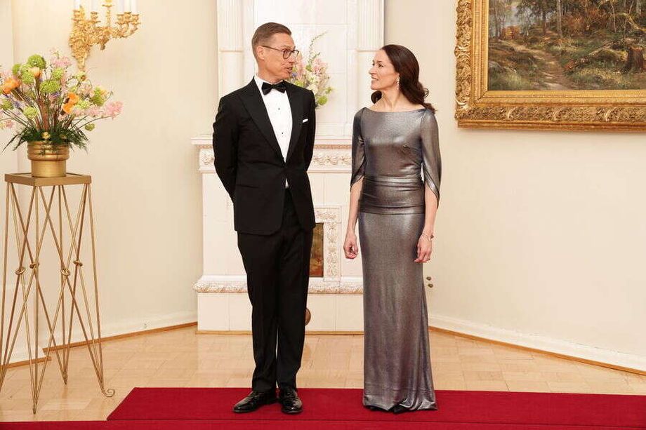 Tällainen on Suzanne Innes-Stubbin asu diplomaattipäivällisillä