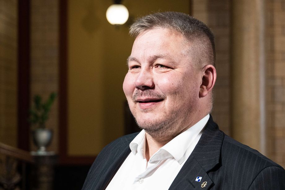 PS:n Juha Mäenpää kertoo pyynnöistä mennä nyt Provinssiin ”pimppi-paidassa”