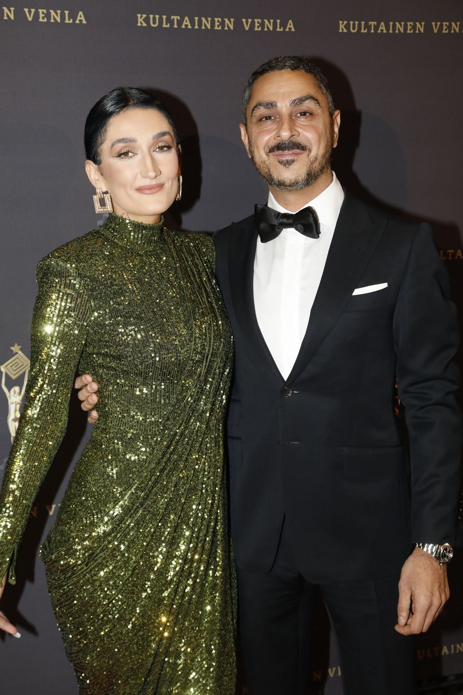 Arman Alizad ja rakas Senay Coco edustivat ensimmäistä kertaa yhdessä ...