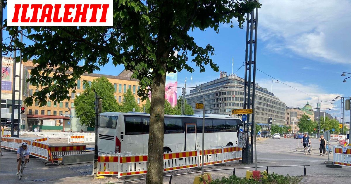 Bussi rikkoutui Helsingin keskustassa – Liikenne ruuhkautuu pahoin
