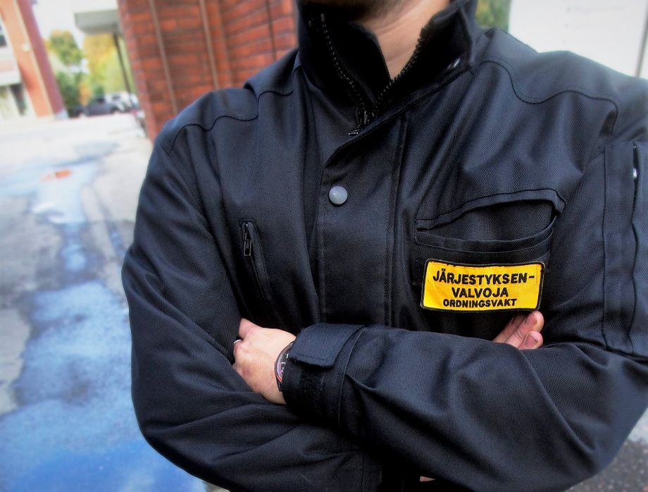 Teinipoika haki isäänsä ravintolasta – Portsari iski nuorta kahdesti ...