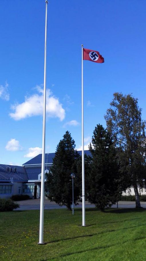 Vastaanottokeskuksen lipputankoon vietiin natsilippu