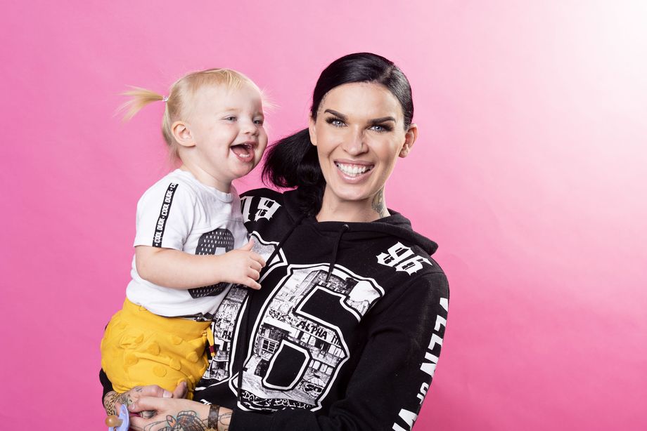 Sini Ariell tunnistetaan kadulla ympäri maailman - taustalla taannoinen ...