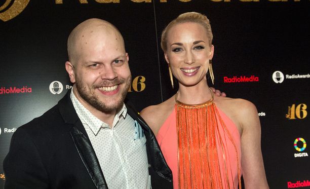 Radiojuontajat julkaisivat kesäbiisin: ylistys aikuisille naisille