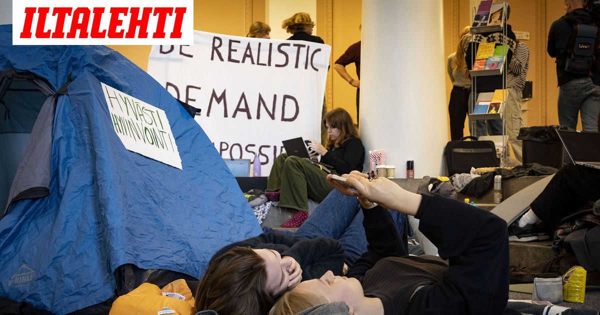 Mielenosoittajat ovat vallanneet Helsingin yliopiston: Rehtori – ”Lähden nyt töihin”