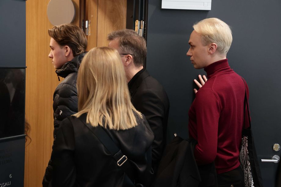 Christoffer Strandberg saapui Janne Puhakan oikeudenkäyntiin