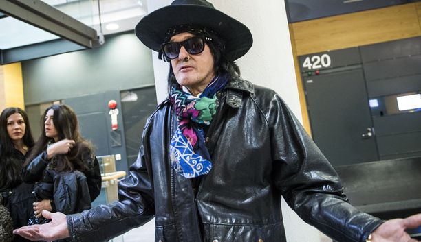 Andy McCoy, 56, asui vuoden ökyosoitteessa pummilla