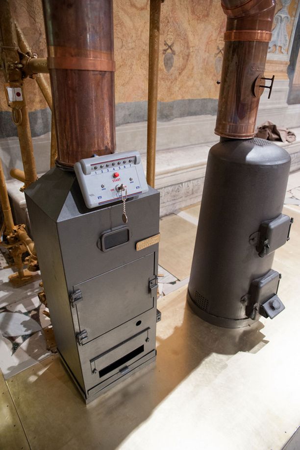 Näin uusi paavi valitaan - katso kuvat uuneista