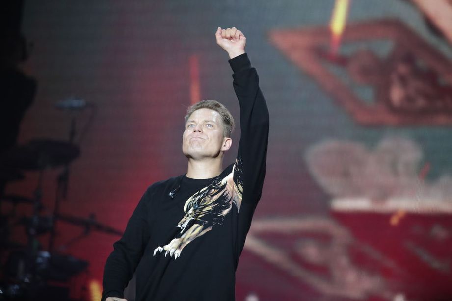 Cheek ei peitellyt tunteitaan - katso koskettavat kuvat päätöskeikalta