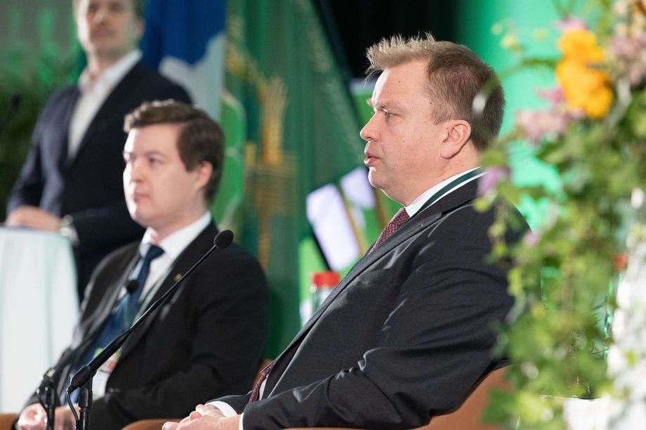 "Onko mahdollista jatkaa kansanedustajana?" - keskustan ...