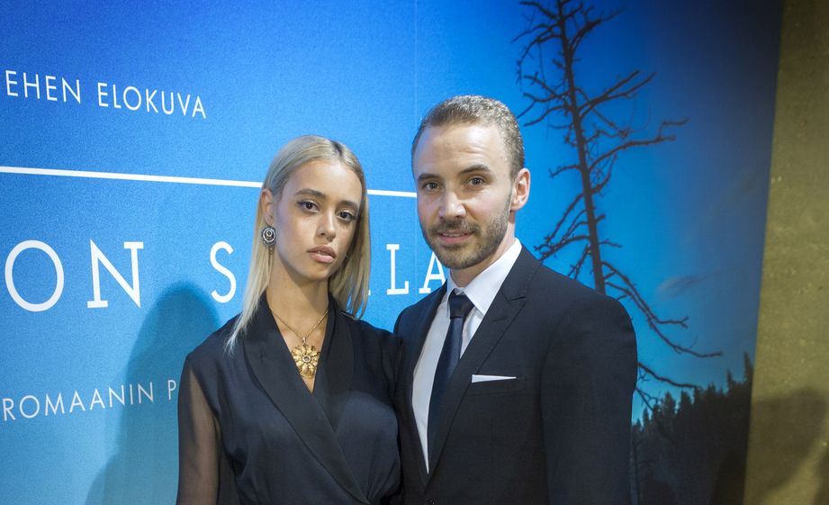 Samuli Vauramo edusti Golden Globe -gaalassa vaimonsa kanssa