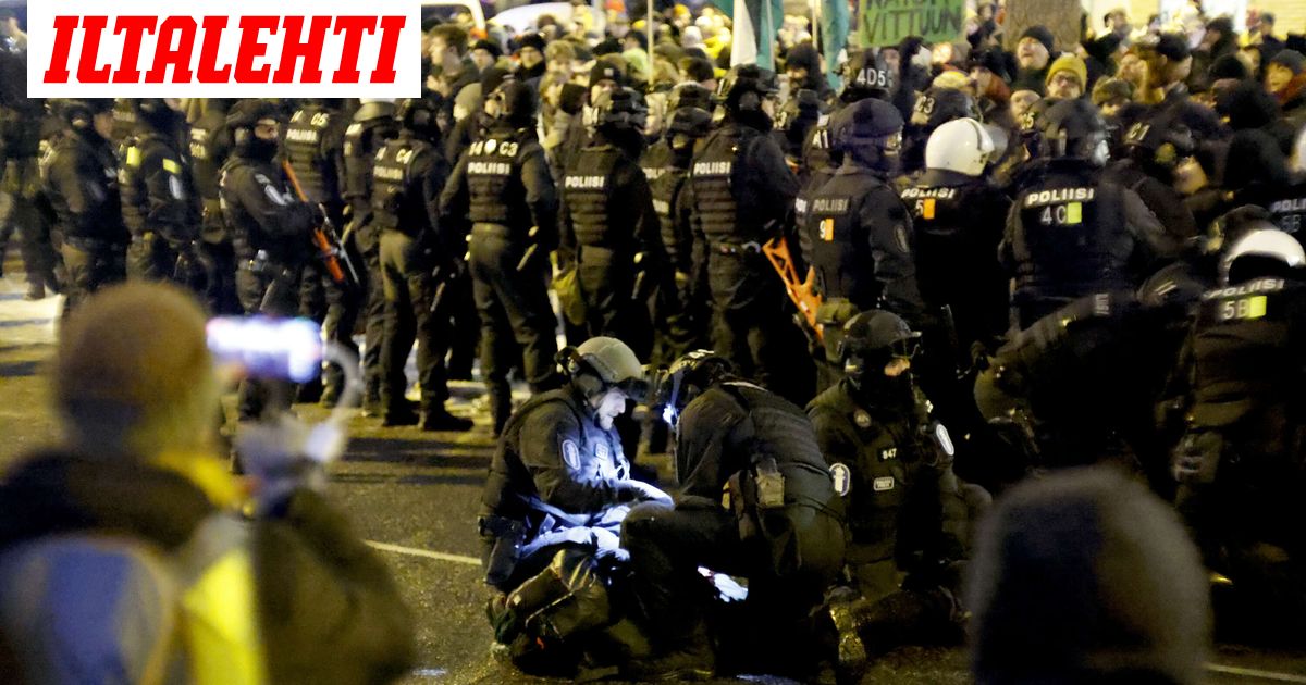 Mielenosoittaja yritti anastaa poliisin aseen Helsingissä