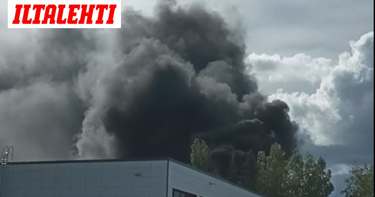 Teollisuusrakennus palaa Lahdessa