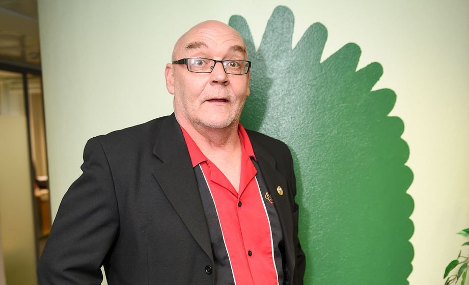 Nuori mies piereskeli junassa valtoimenaan, Atik Ismail ripitti ...