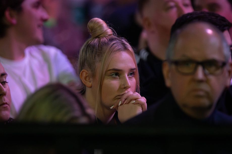 Eloise, 21, deittailee 16-vuotiasta urheilijaa – Saa karmeita viestejä ...