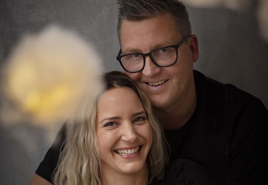 Jani Sievinen julkaisi hempeän kuvakoosteen – Suutelua Maria-vaimon kanssa