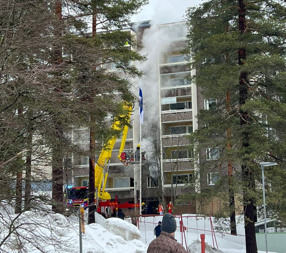 Video: Kerrostalossa voimakas tulipalo Jyväskylässä – Asukkaita pelastettiin parvekkeilta